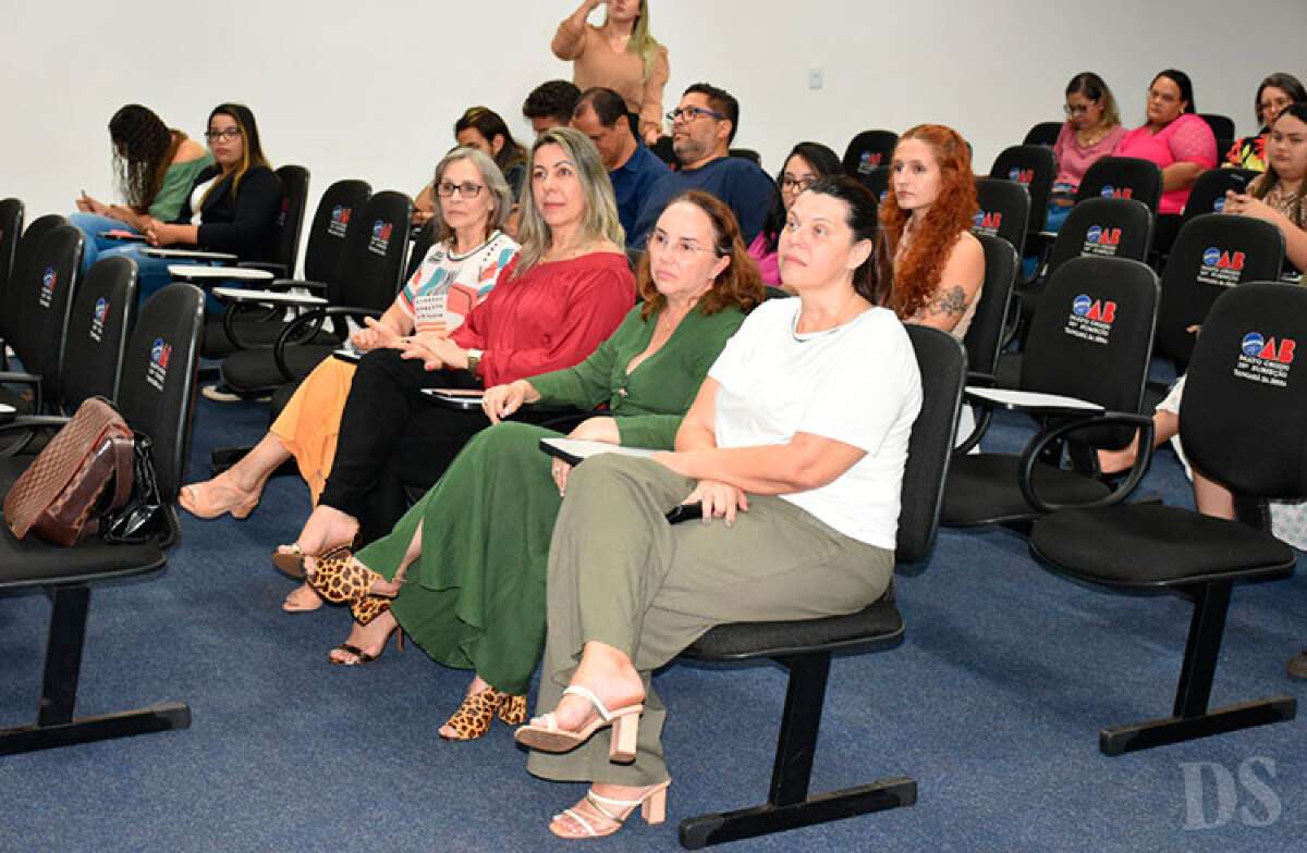 Palestra sobre violência contra mulheres marcou início de campanha ...